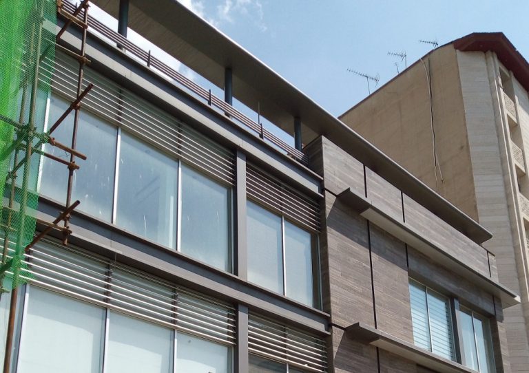 Aluminium vertical louvers facade - Valid