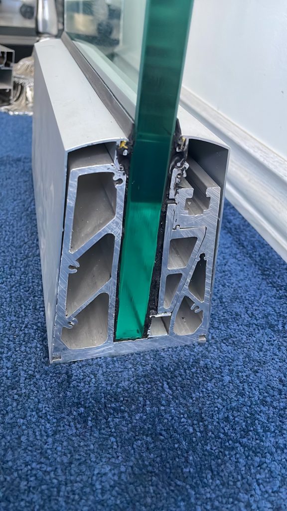 Aluminium handrail details installation - Valid