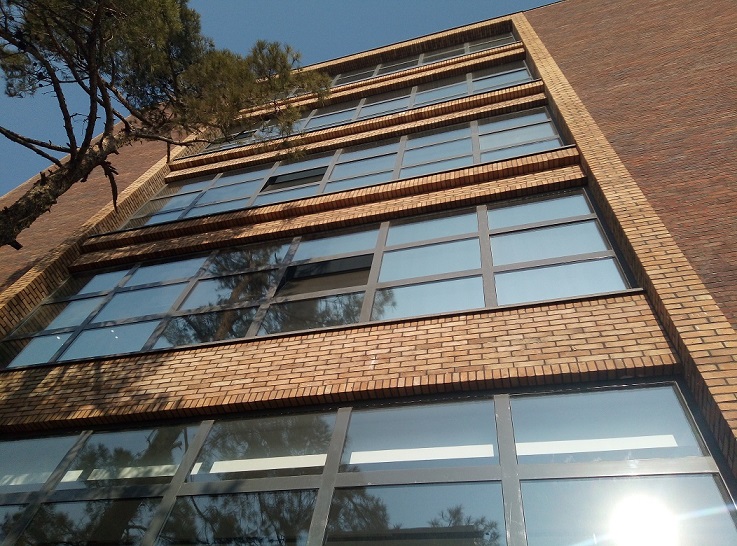 Exterior frameless glass wall - Valid