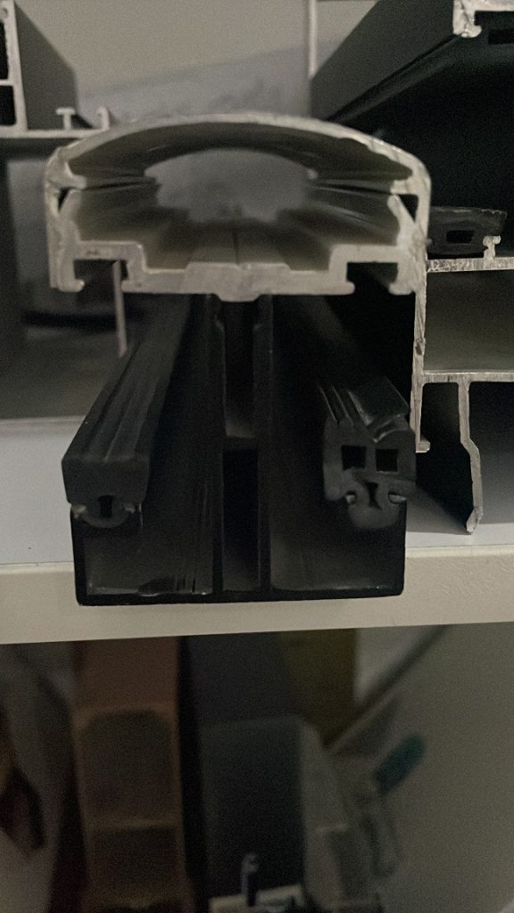 Curtain wall section profile - Valid