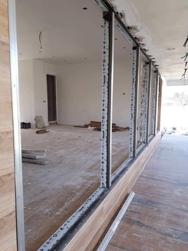 Frameless glass railing installation - Valid