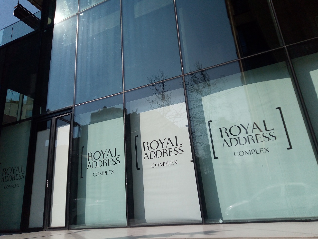 Frameless curtain wall system - Valid